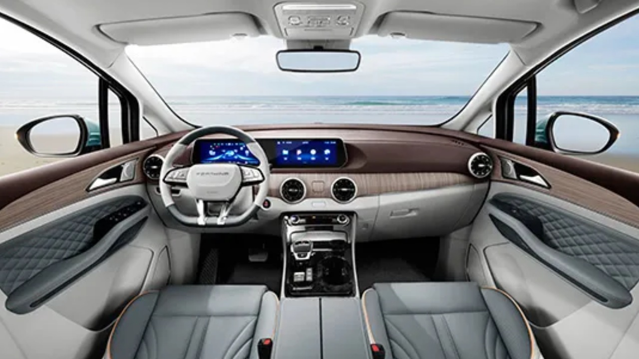 Forthing U-Tour 2023 models and trims, prices and specifications in UAE | Autopediame